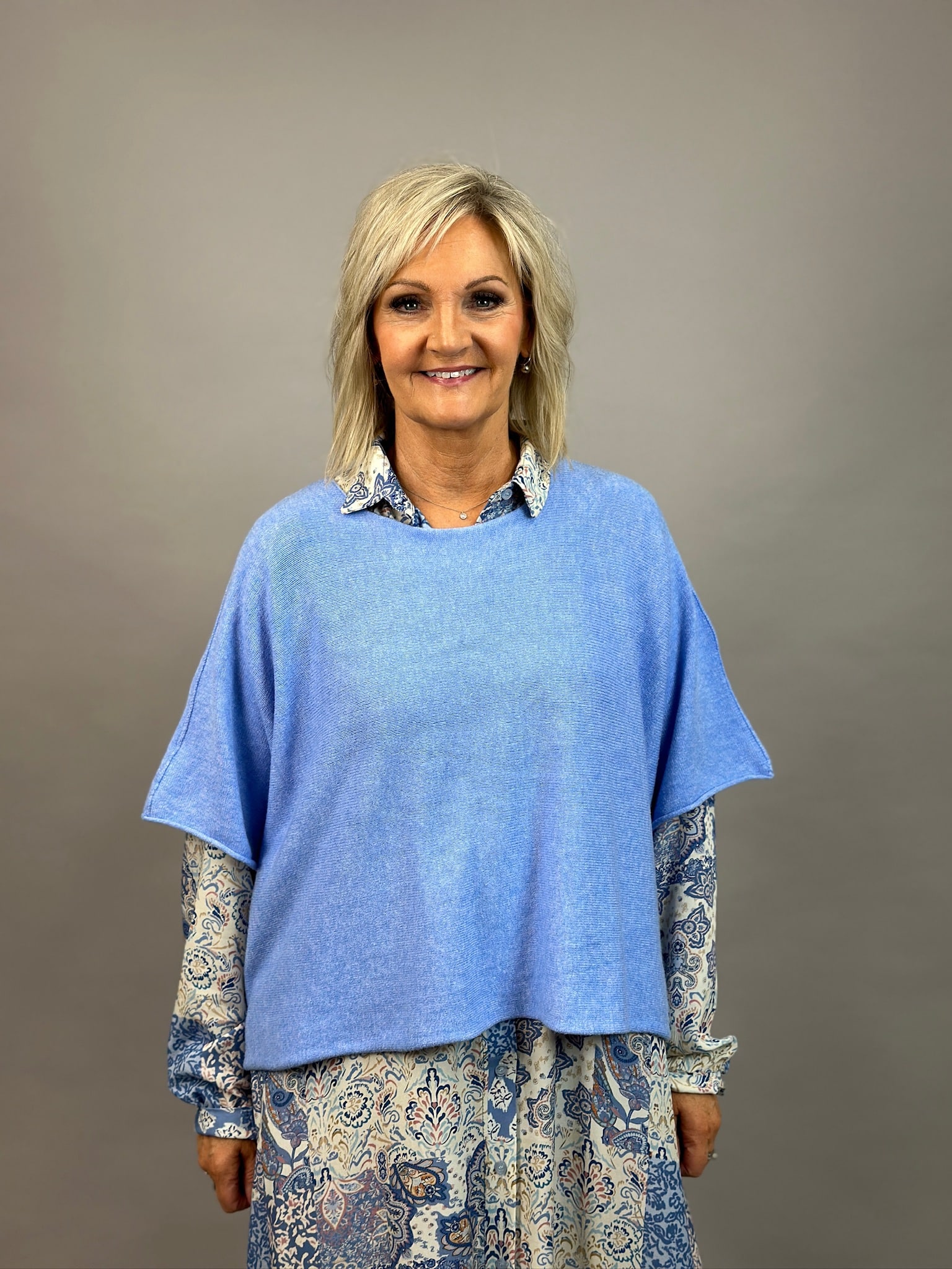 Stickad poncho med vid ärm. - Stil & Design